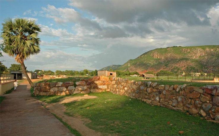 Filming at Ajatshatru Fort| Filmapia - real sites . reel sites