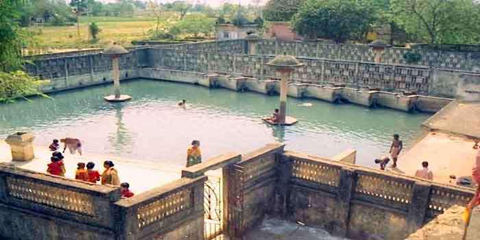 Filming at Brahma Kund| Filmapia - real sites . reel sites