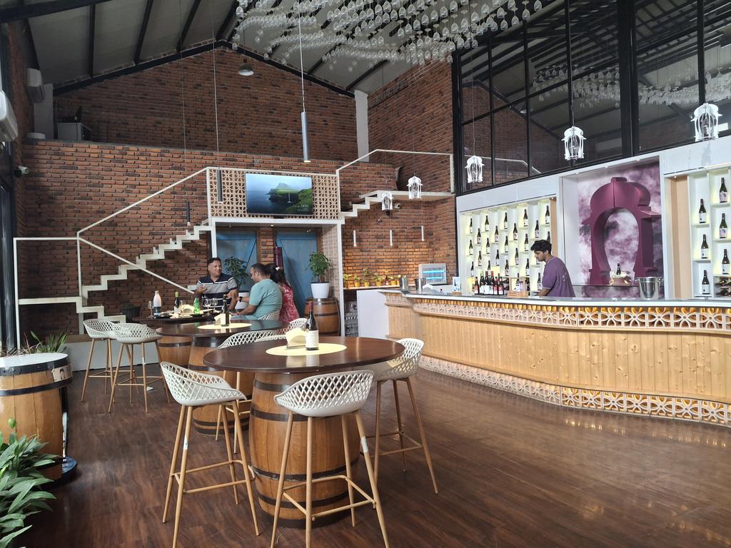 Pub24 - Modern Pub on the Highway for Film Shoots | Filmapia - real ...