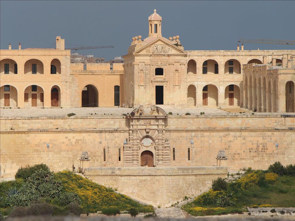 Filming at Fort Manoel| Filmapia - real sites . reel sites