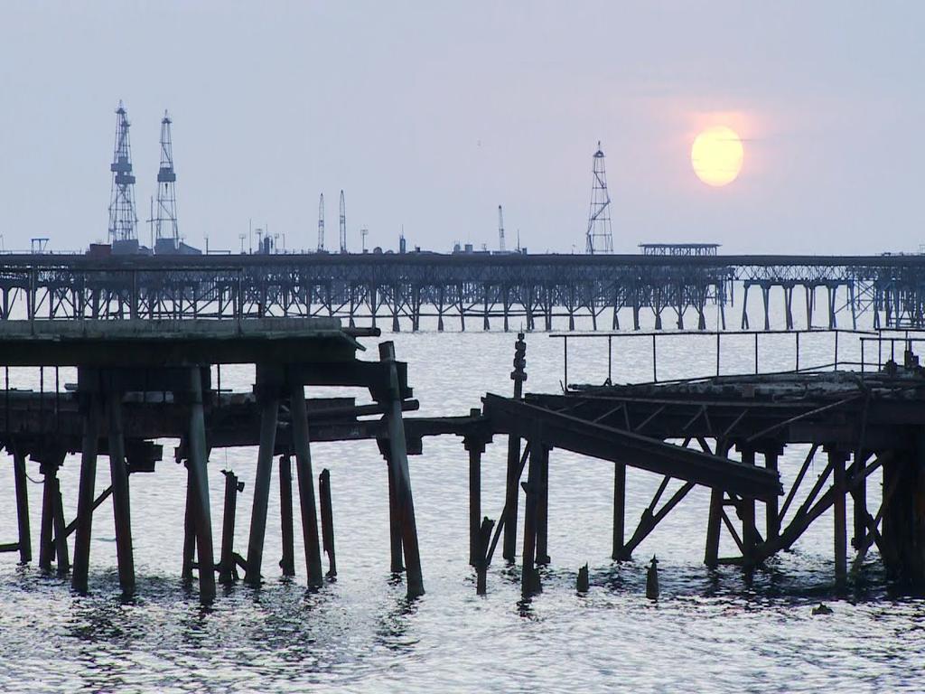 Filming at Oil Rocks| Filmapia - real sites . reel sites