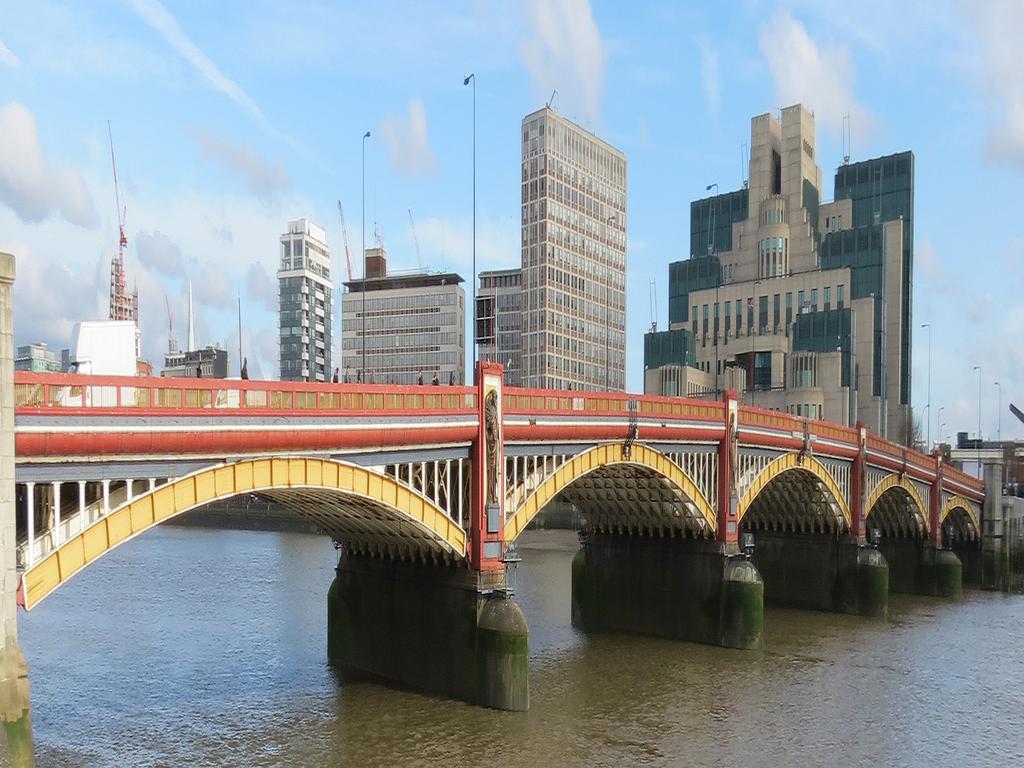 Filming at Vauxhall Bridge| Filmapia - real sites . reel sites