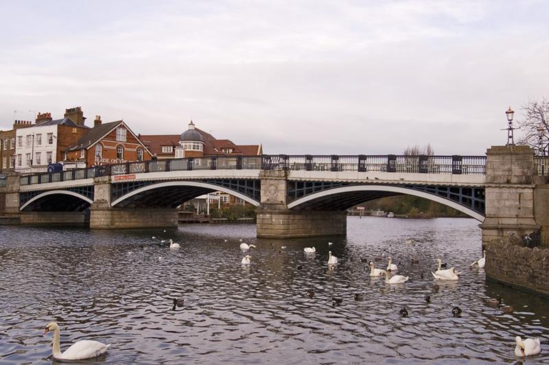 Filming at Windsor Bridge - Windsor| Filmapia - real sites . reel sites